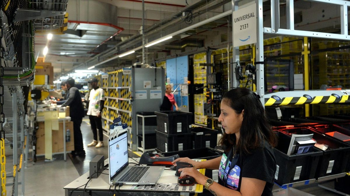 Amazon Erfurt schon im Probebetrieb: Europas modernstes Logistikzentrum ...