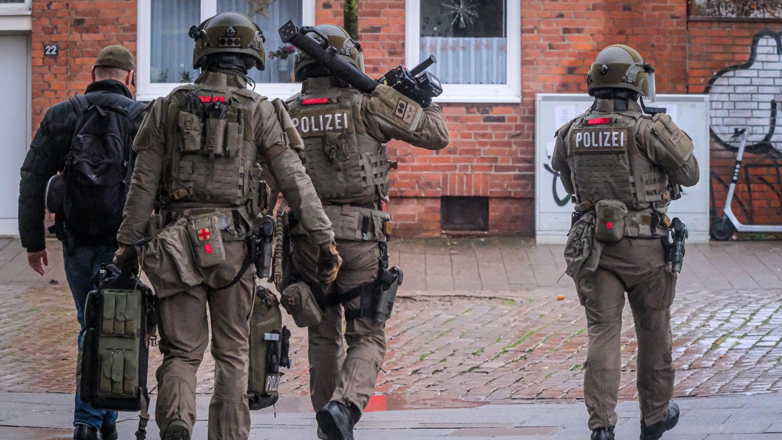 SEK-Einsatz in Hamburg: Person mit Pistole in Wohnung am Hauptbahnhof vermutet