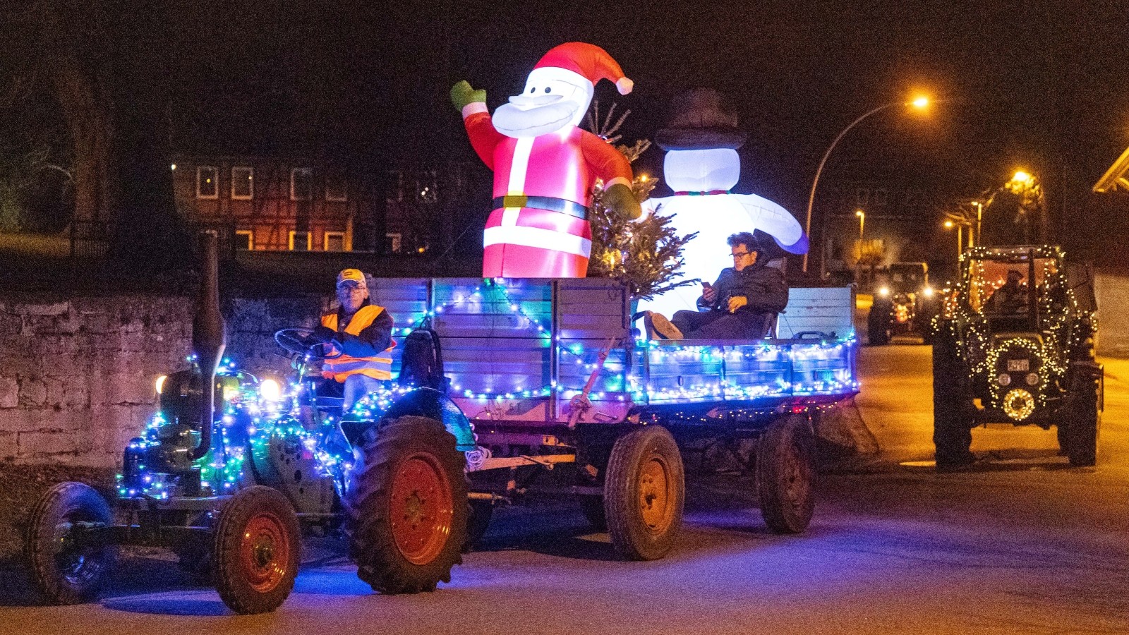 Hunderte bestaunen Lichterfahrten in Lobmachtersen und Lesse