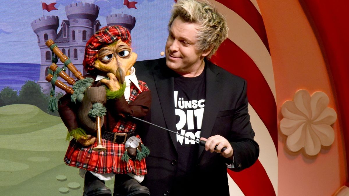 Bauchredner Grammel bringt die Wolfsburger mächtig zum Lachen