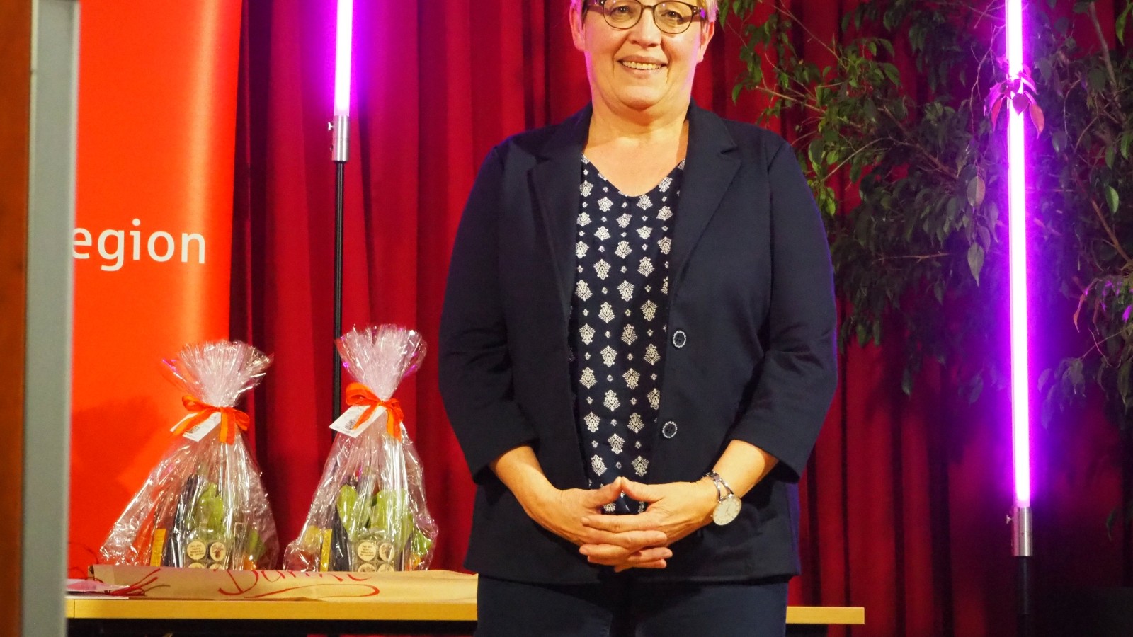 Beate Raube erhält die Ehrenamtscard