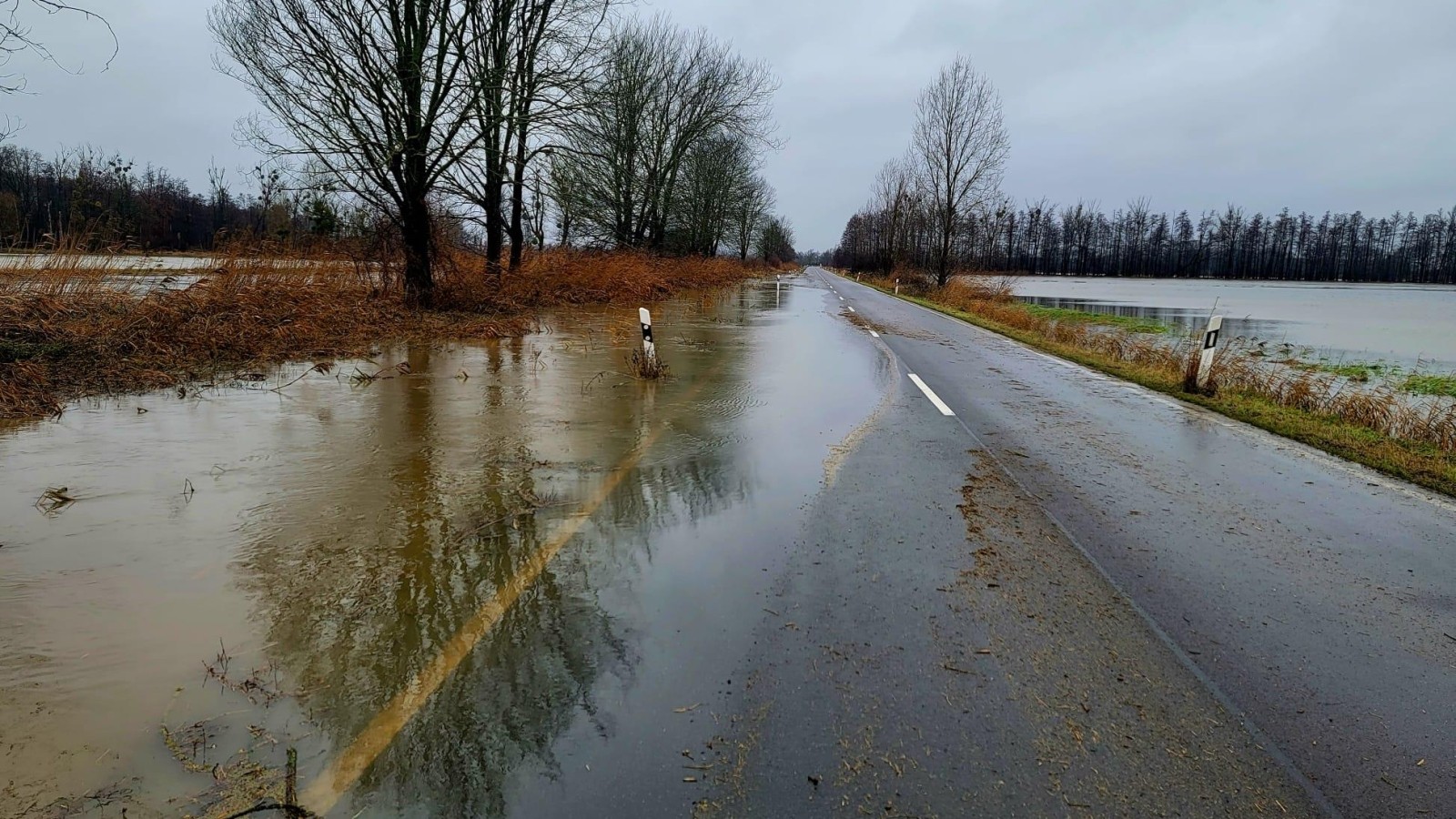 Hochwasserlage spitzt sich in Lehre zu, Keller laufen voll