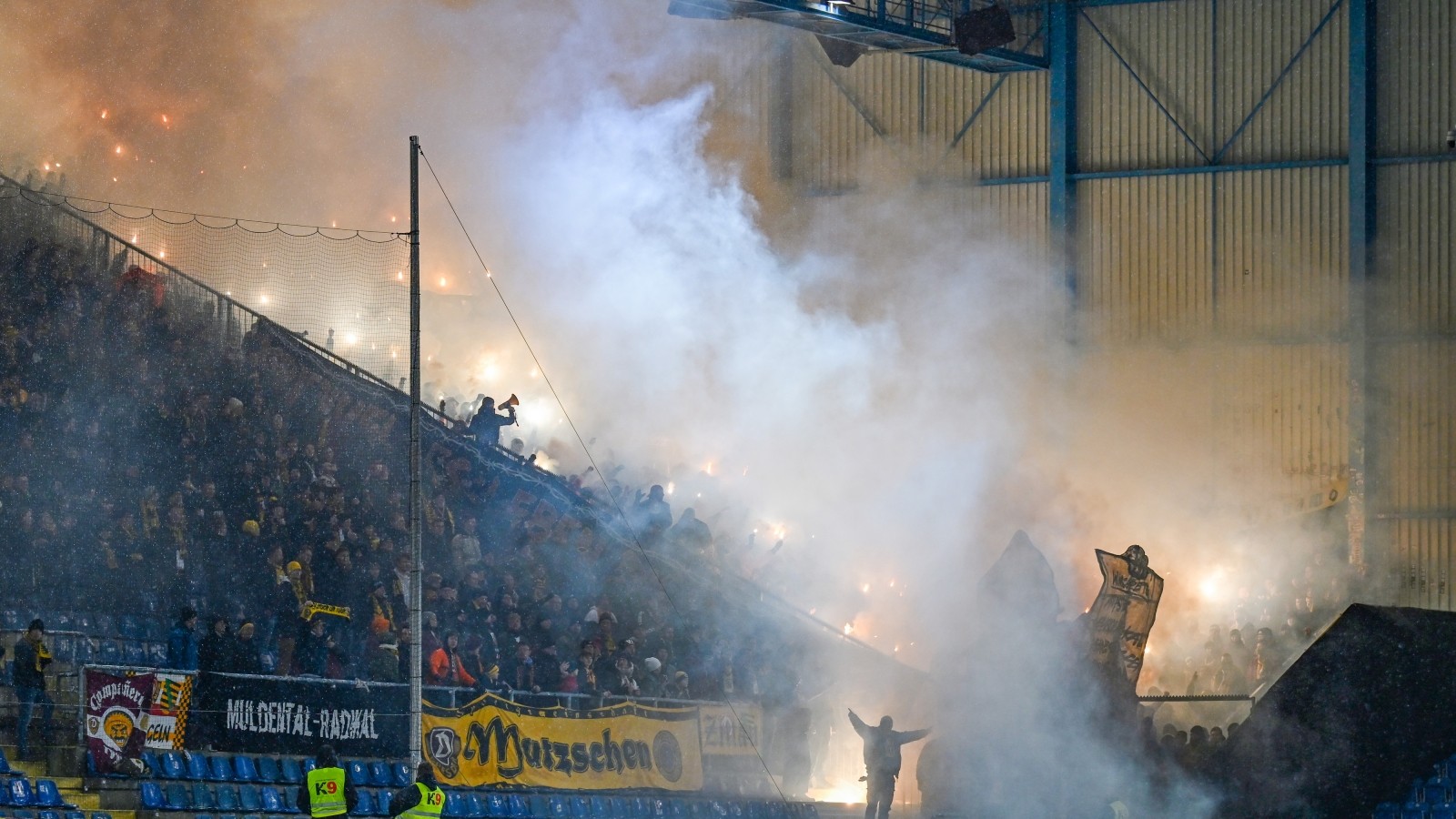 Irres Video: Ultras von Dynamo Dresden mit Pyro-Spektakel