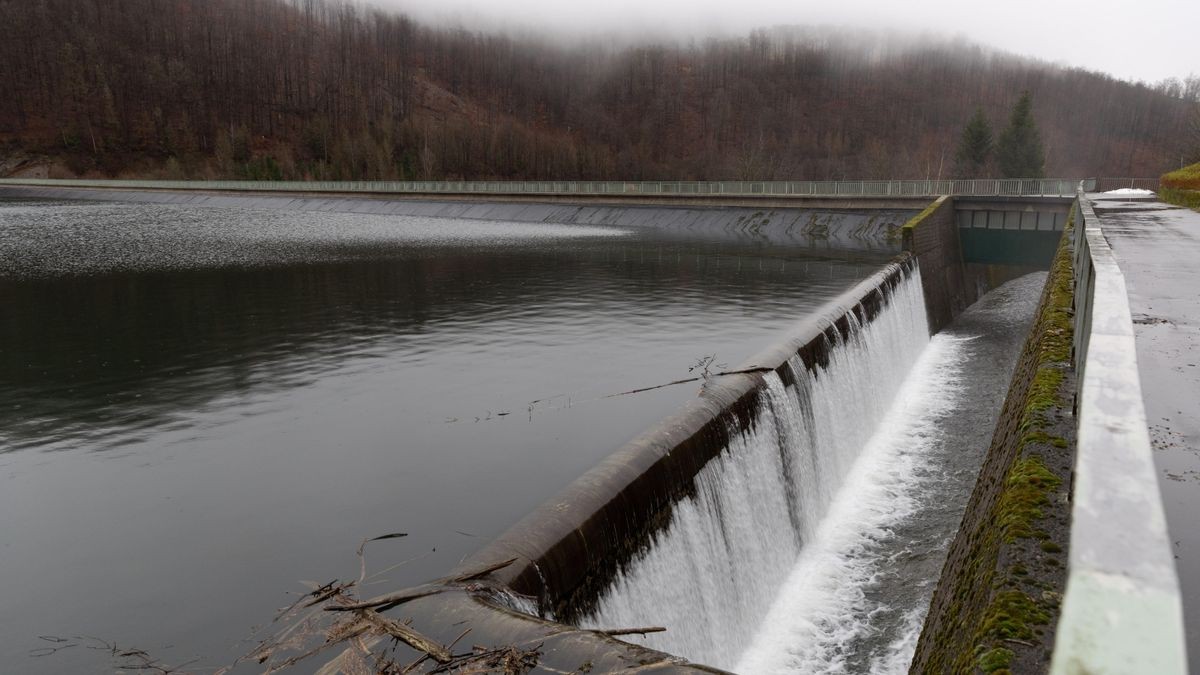 Talsperre Schönbrunn läuft über – Fotos von vor Ort