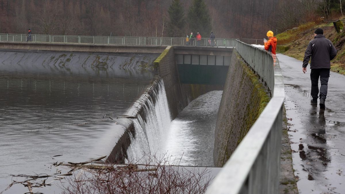 Talsperre Schönbrunn läuft über – Fotos von vor Ort