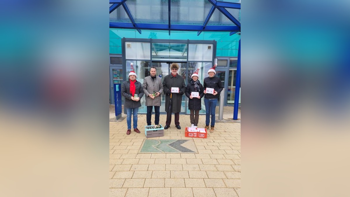 50 Kästen mit Pralinen verschenkt