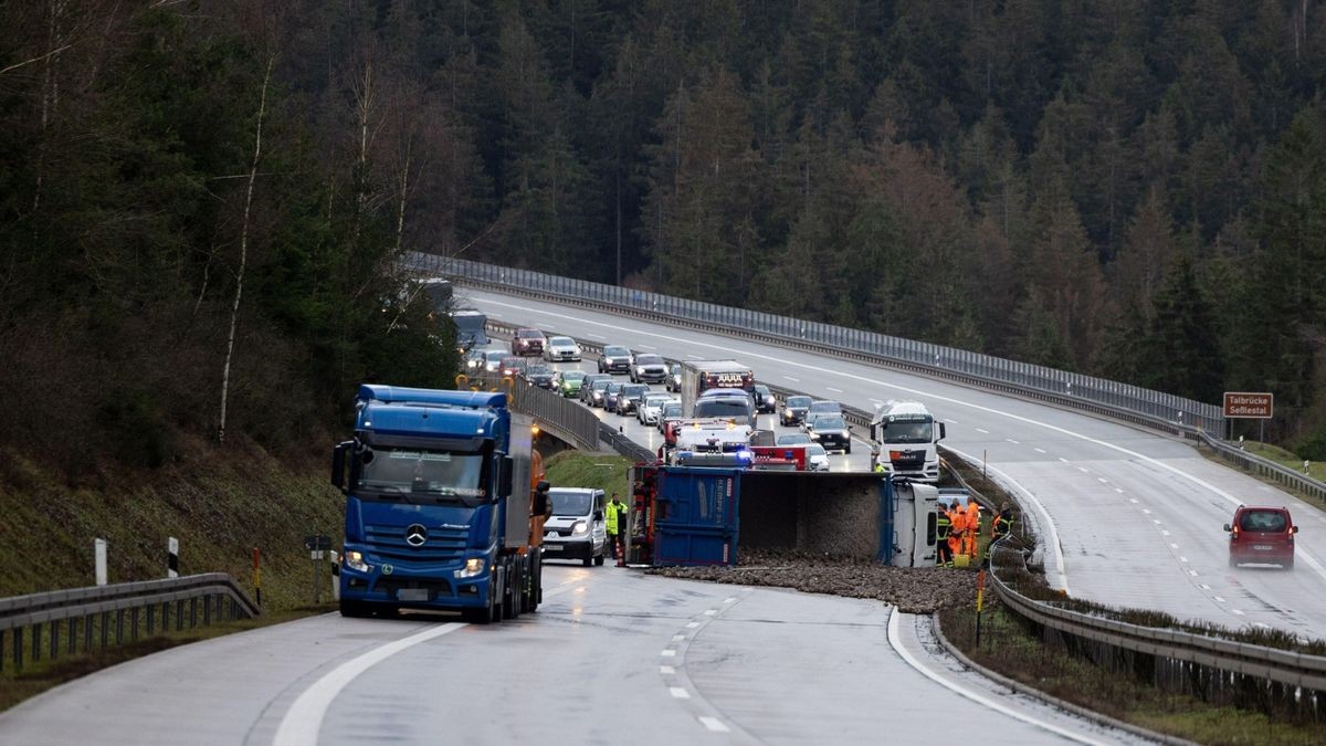 Autobahn gesperrt: 25 Tonnen Zuckerrüben verteilen sich über A71
