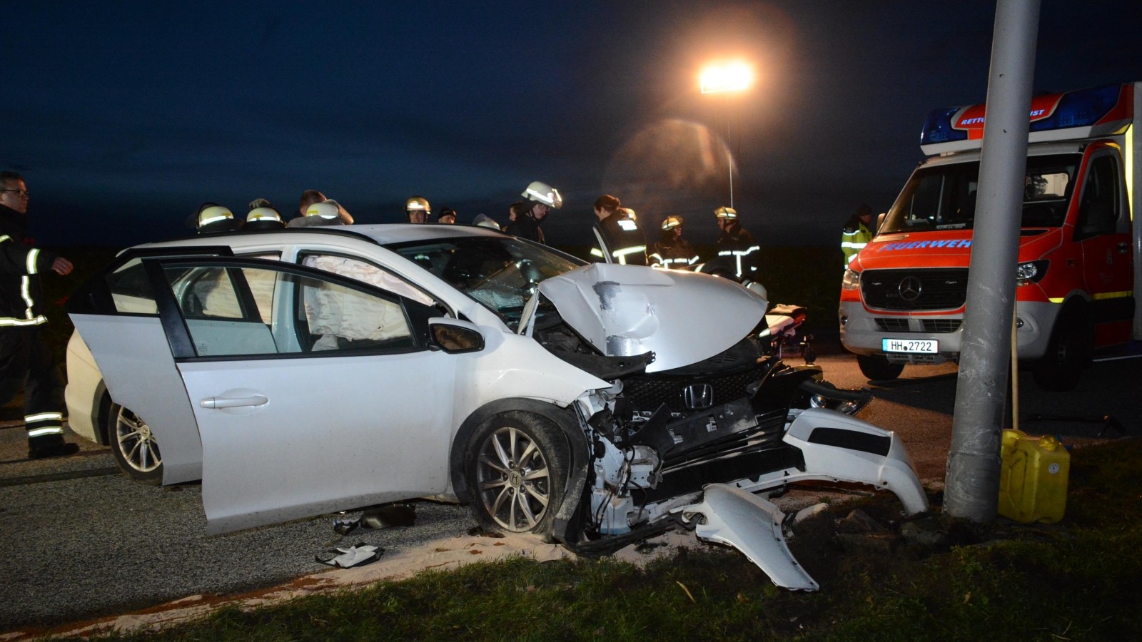Polizei Bergedorf: Auto fährt in Ampelmast – Rettungshubschrauber im ...
