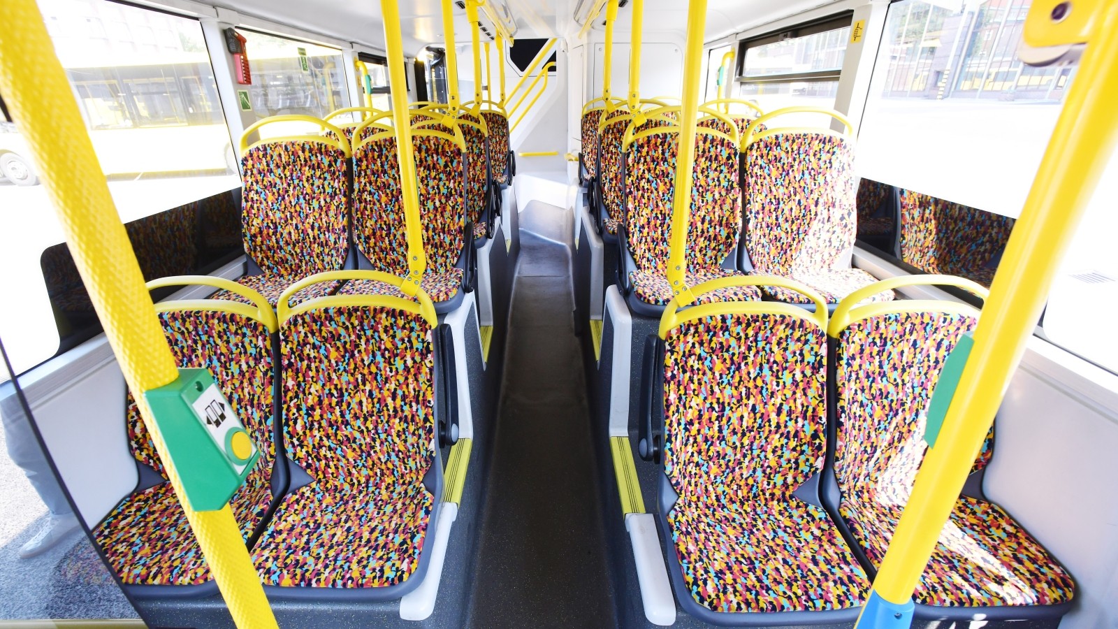 BVG: Warum das neue Sitzmuster in Bussen und U-Bahnen bisher selten zu ...