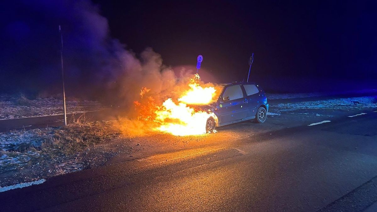Groß Schwülper: Feuerwehr löscht lichterloh brennendes Auto