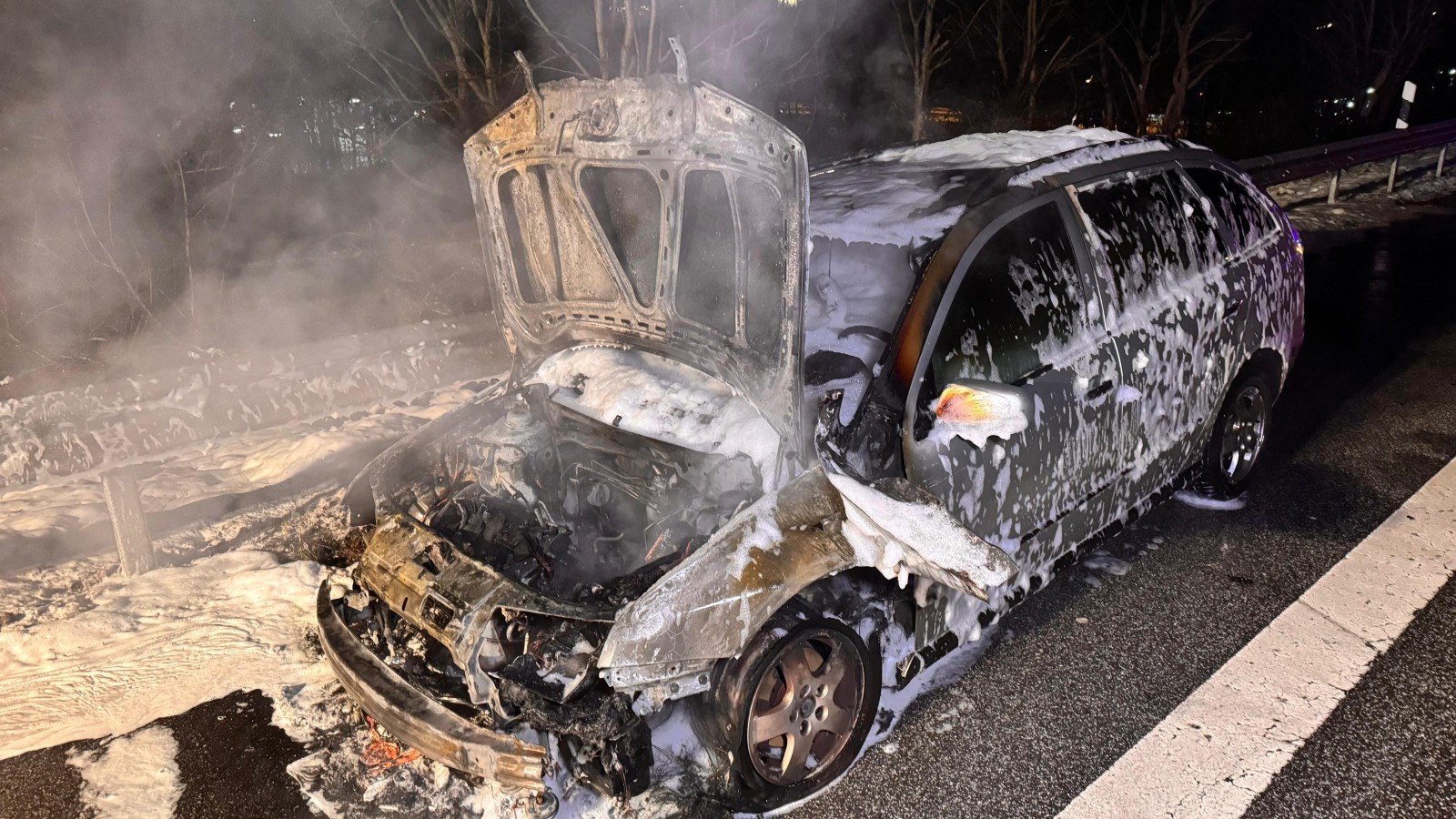 Horror-Moment im Stadtverkehr: Auto brennt während der Fahrt