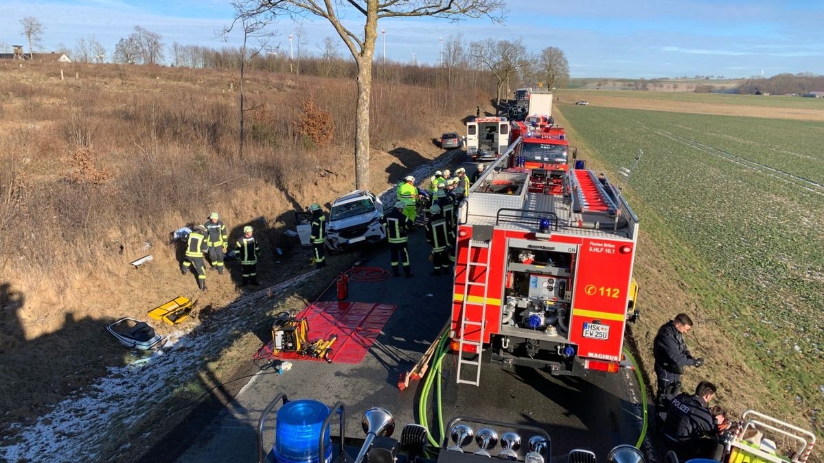 Unfall auf B7 mit Verletzten: Rettungshubschrauber landet