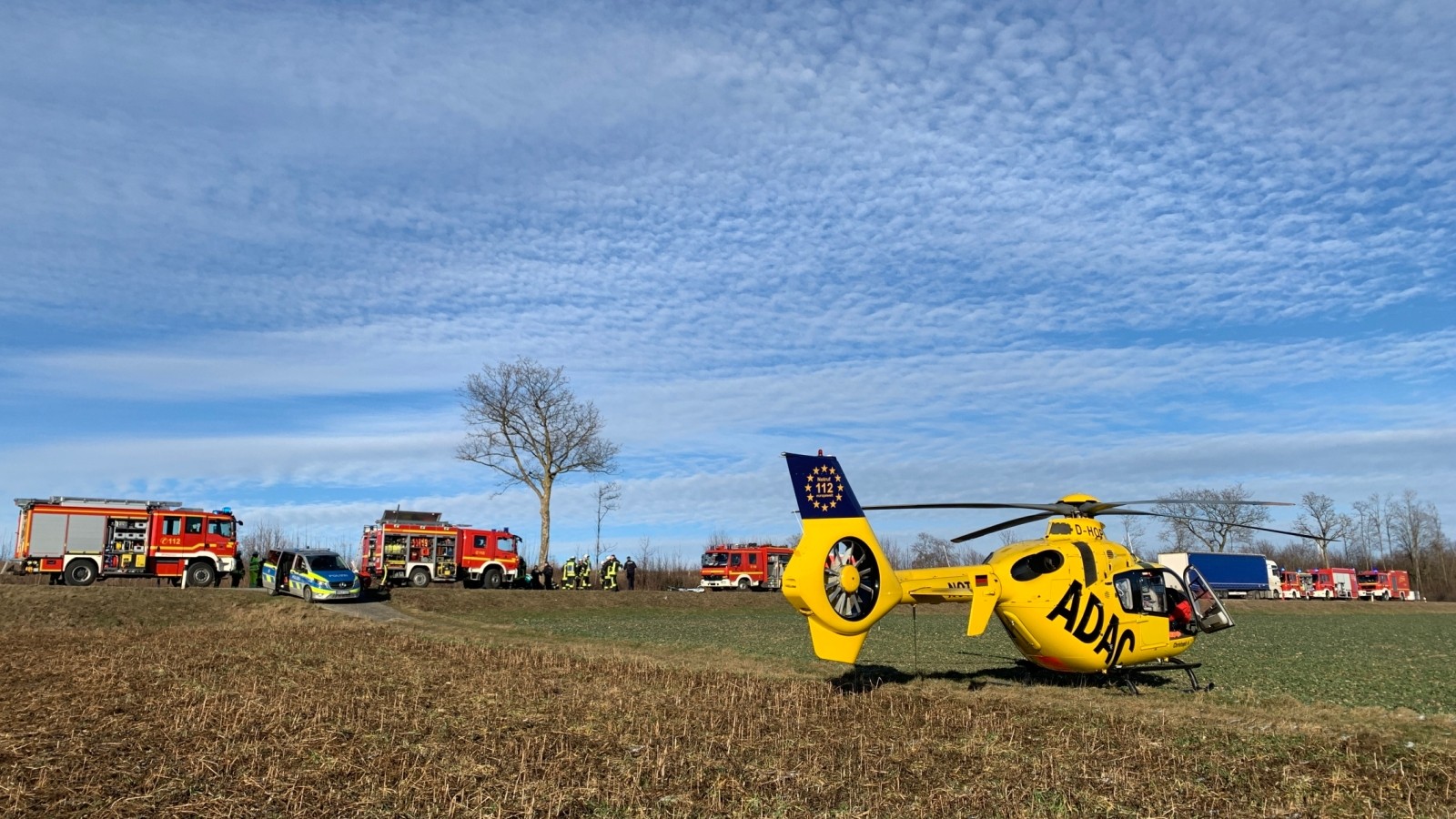 Unfall auf B7 mit Verletzten: Rettungshubschrauber landet