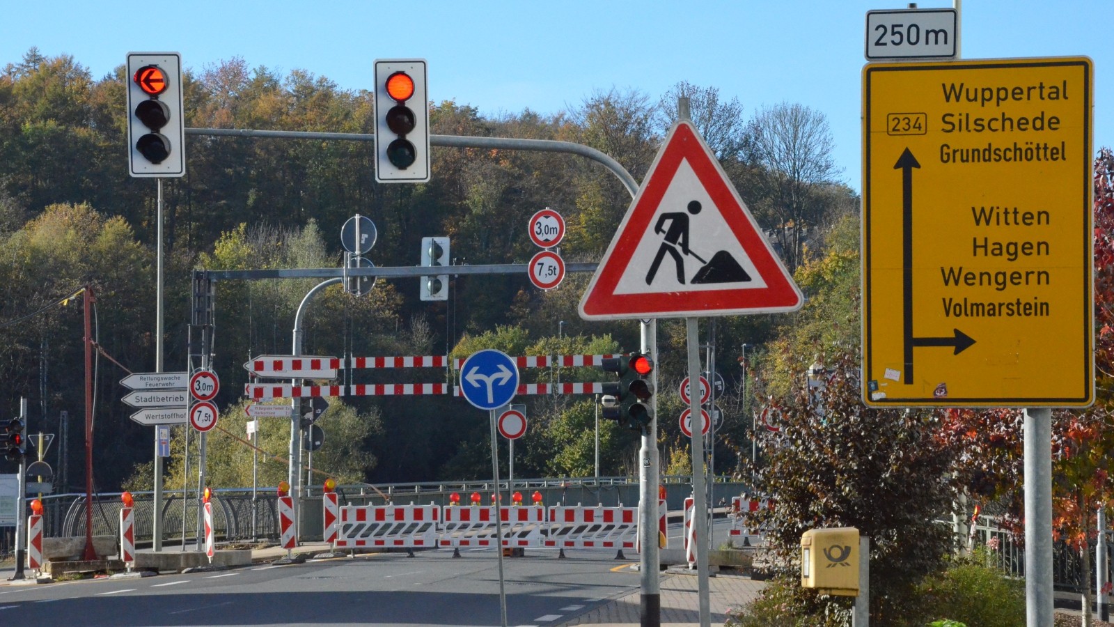 Abriss und Behelfsbauwerk: Grober Zeitplan für Overwegbrücke