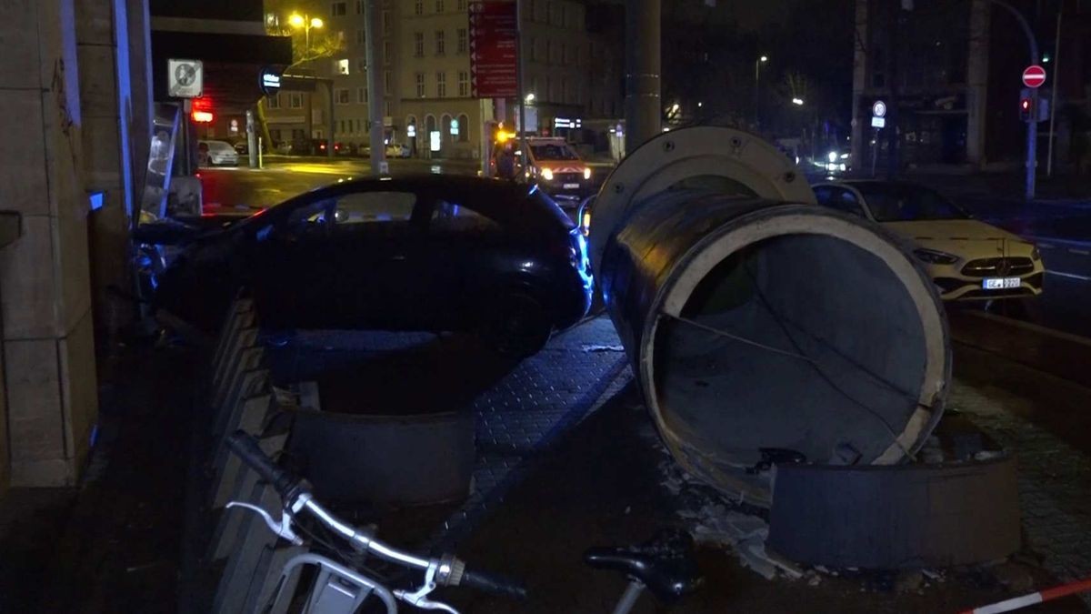 Opel-Fahrer nietet Litfaßsäule am Dortmunder Wall um