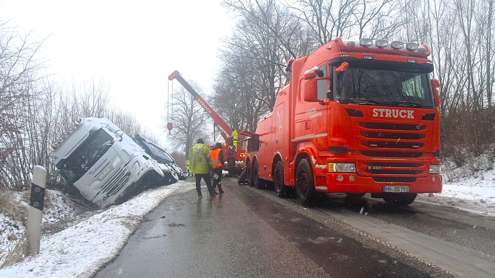 Polizei: B5 bei Grünhof nach Lkw-Unfall stundenlang gesperrt