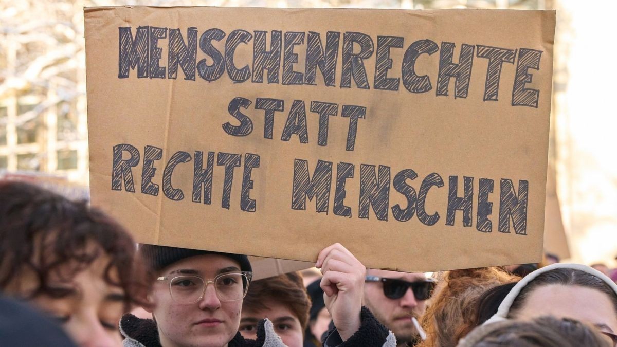 Neue Aktion gegen Rechtsextremimus: Menschenkette in Berlin