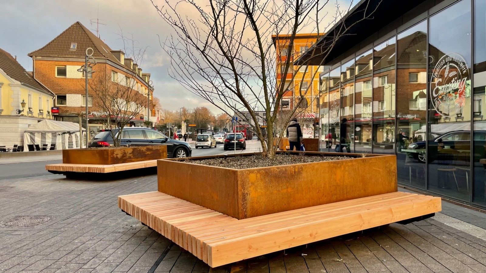 Dinslaken: Neue Sitzbänke und Pflanzkübel am Neutor