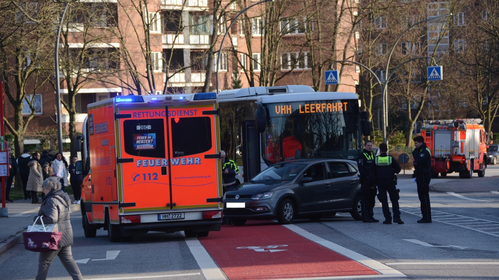 Polizei Hamburg: Pkw kracht in Linienbus - Fahrerin verletzt