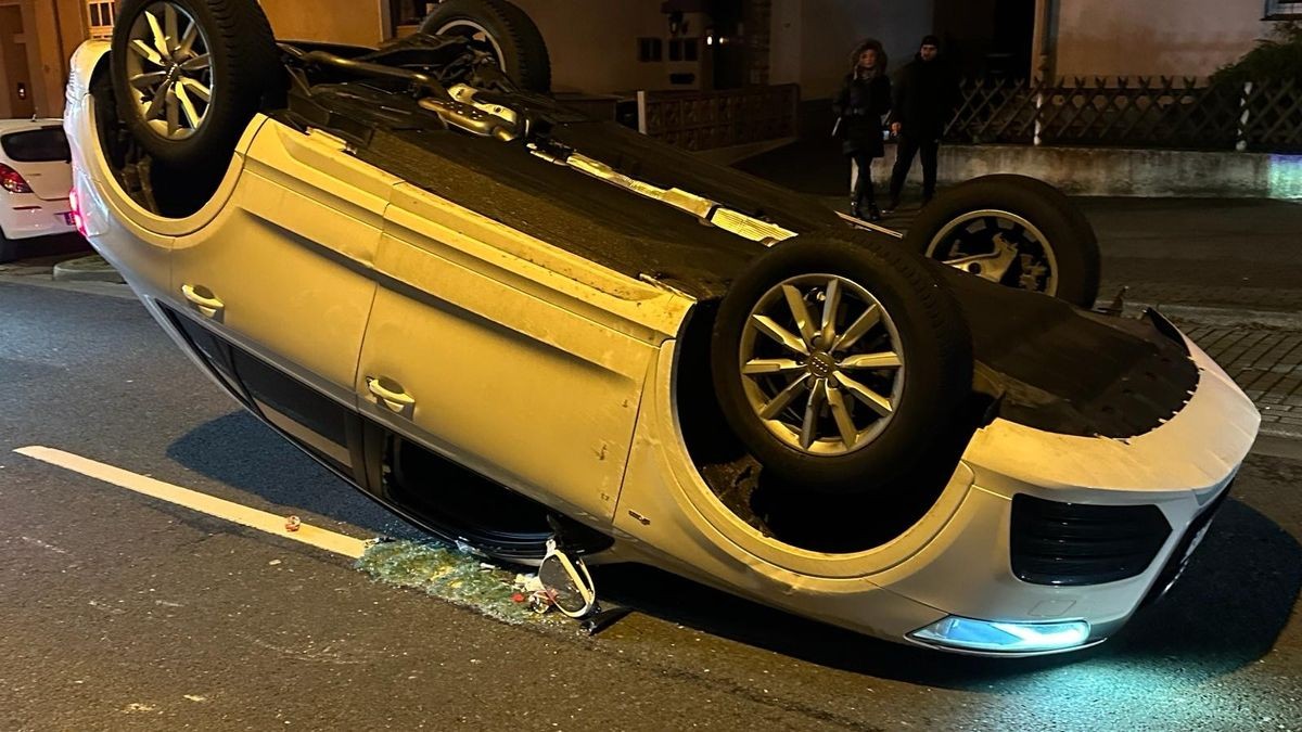 Auto landet bei Unfall in Essen-Schonnebeck auf dem Dach
