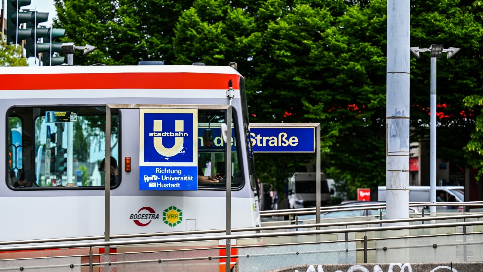 Straßenbahn und Auto kollidieren: Zwei Personen verletzt