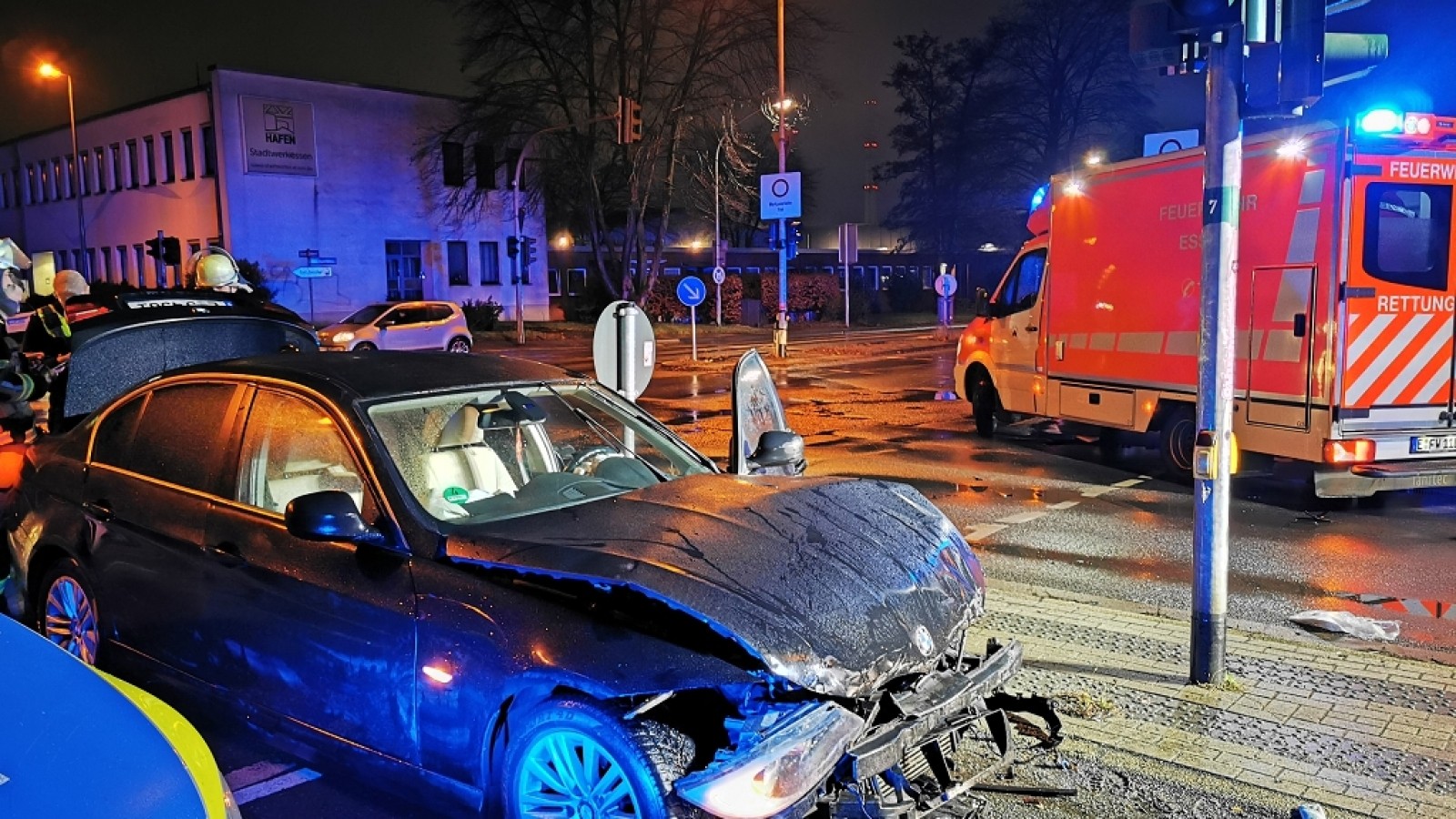 Kreuzungscrash in Essen: BMW-Fahrer wird schwer verletzt