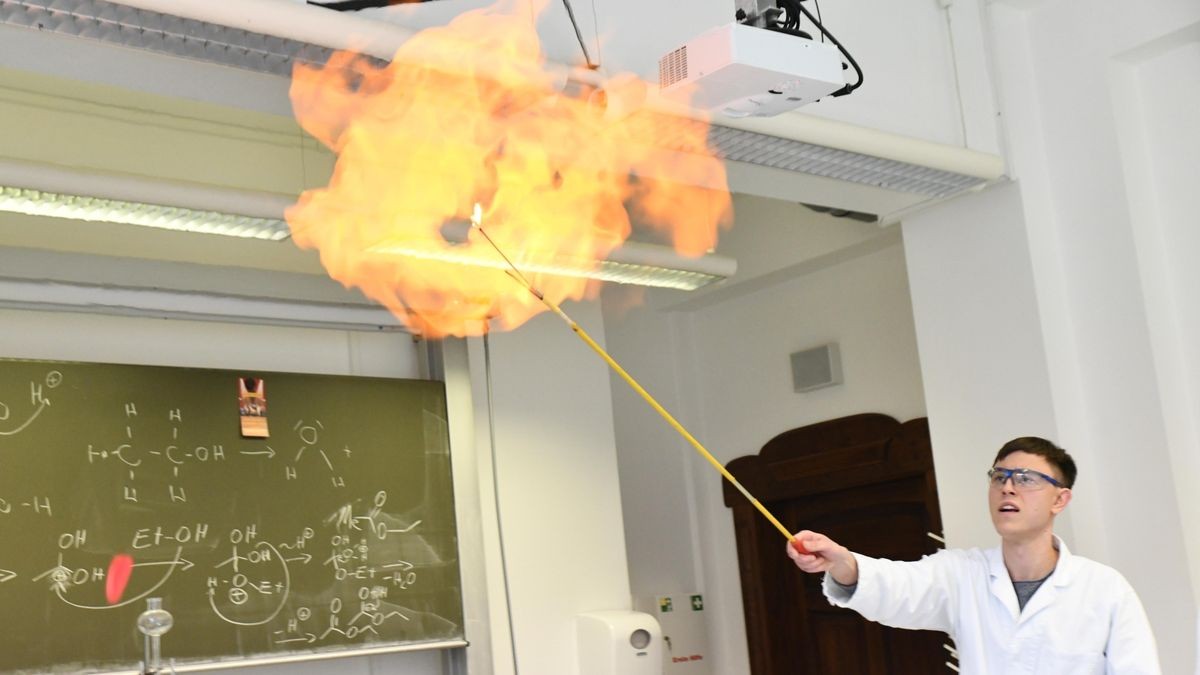 „Explosiver“ Unterricht: Tag der offenen Tür mit Knalleffekt an Schule ...