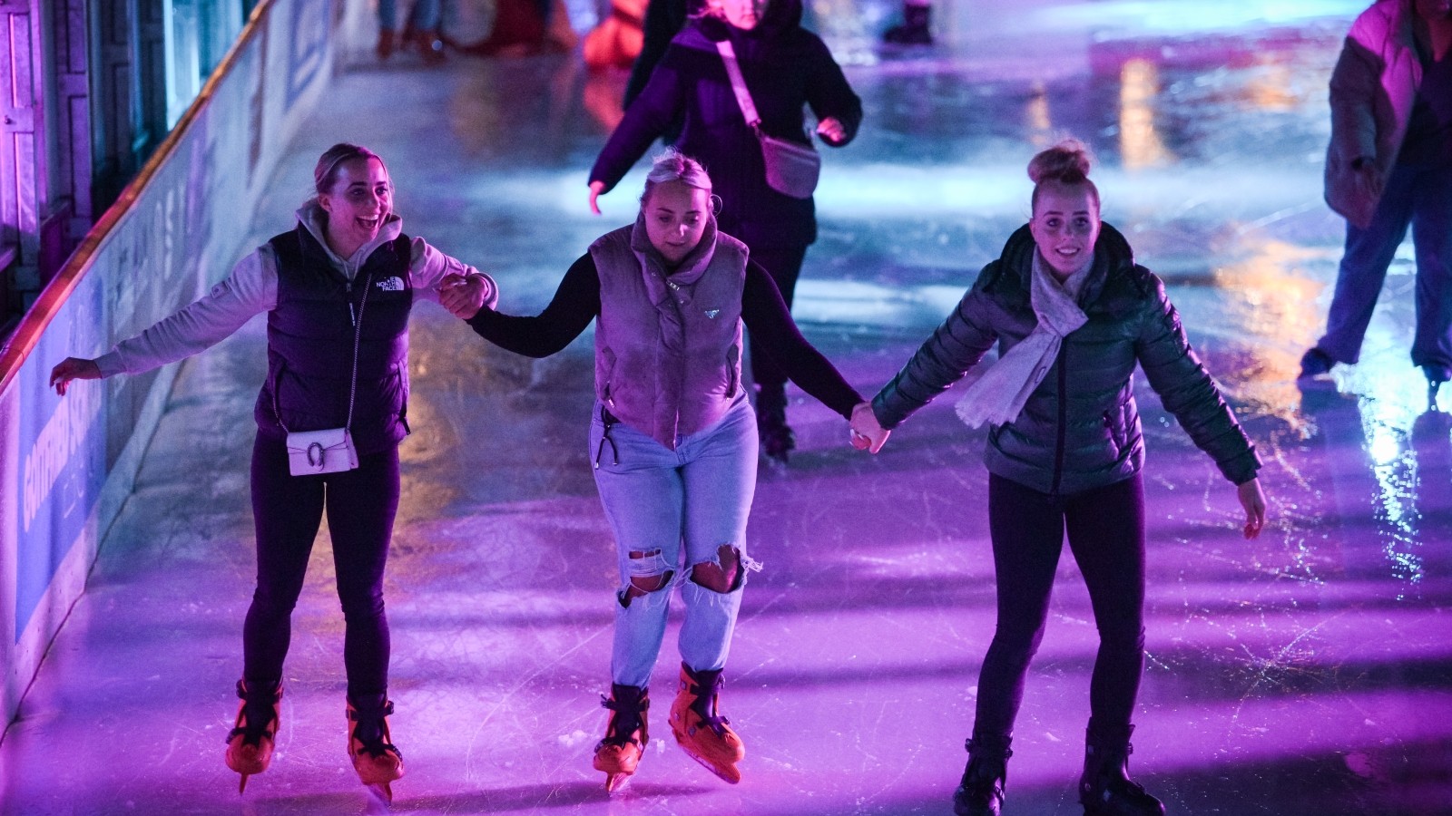Eisdisco im Regen: Warum die Besucher trotzdem Spaß haben