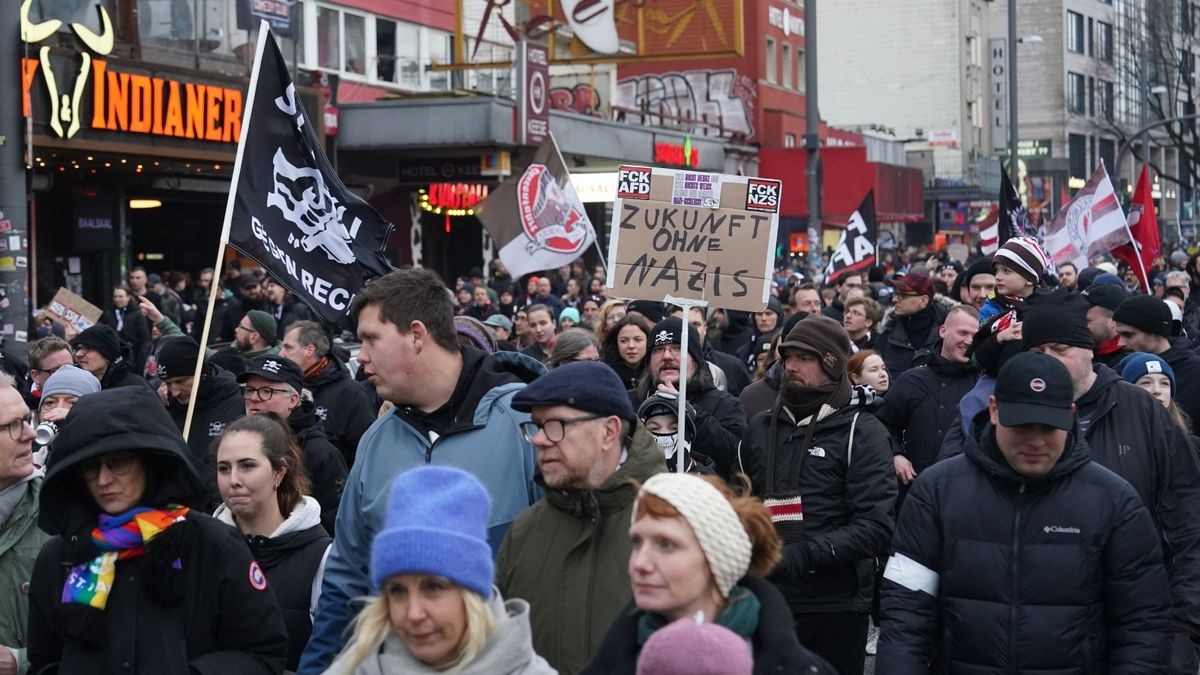 St. Pauli: 7000 Fußballfans demonstrieren in Hamburg gegen Rechtsextremismus