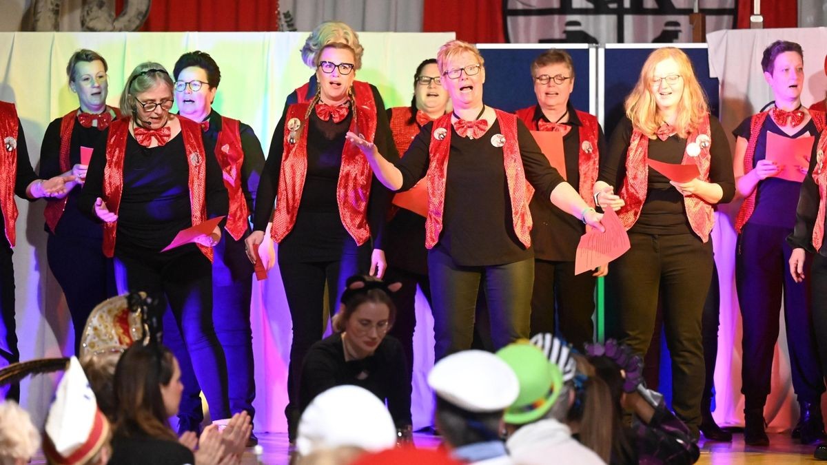 300 begeisterte Närrinnen feierten Frauenkarneval in Haldern