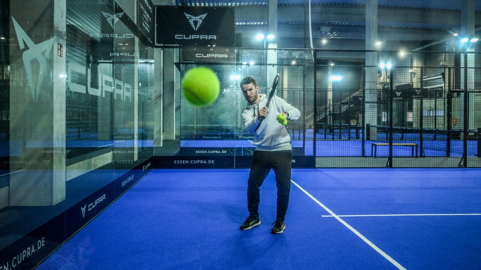 Padel-Tennis in Düsseldorf: Wo man es spielen kann und wie viel es kostet