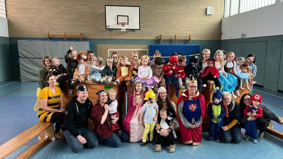 Hagen: Karneval - Kinder turnen in Berchum verkleidet