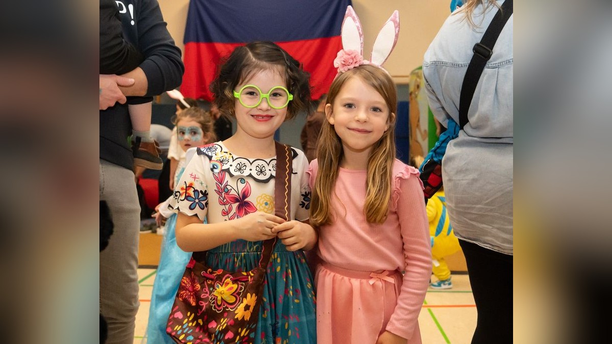 Hunderte Narren feiern fröhlich Fasching in Wolfsburg