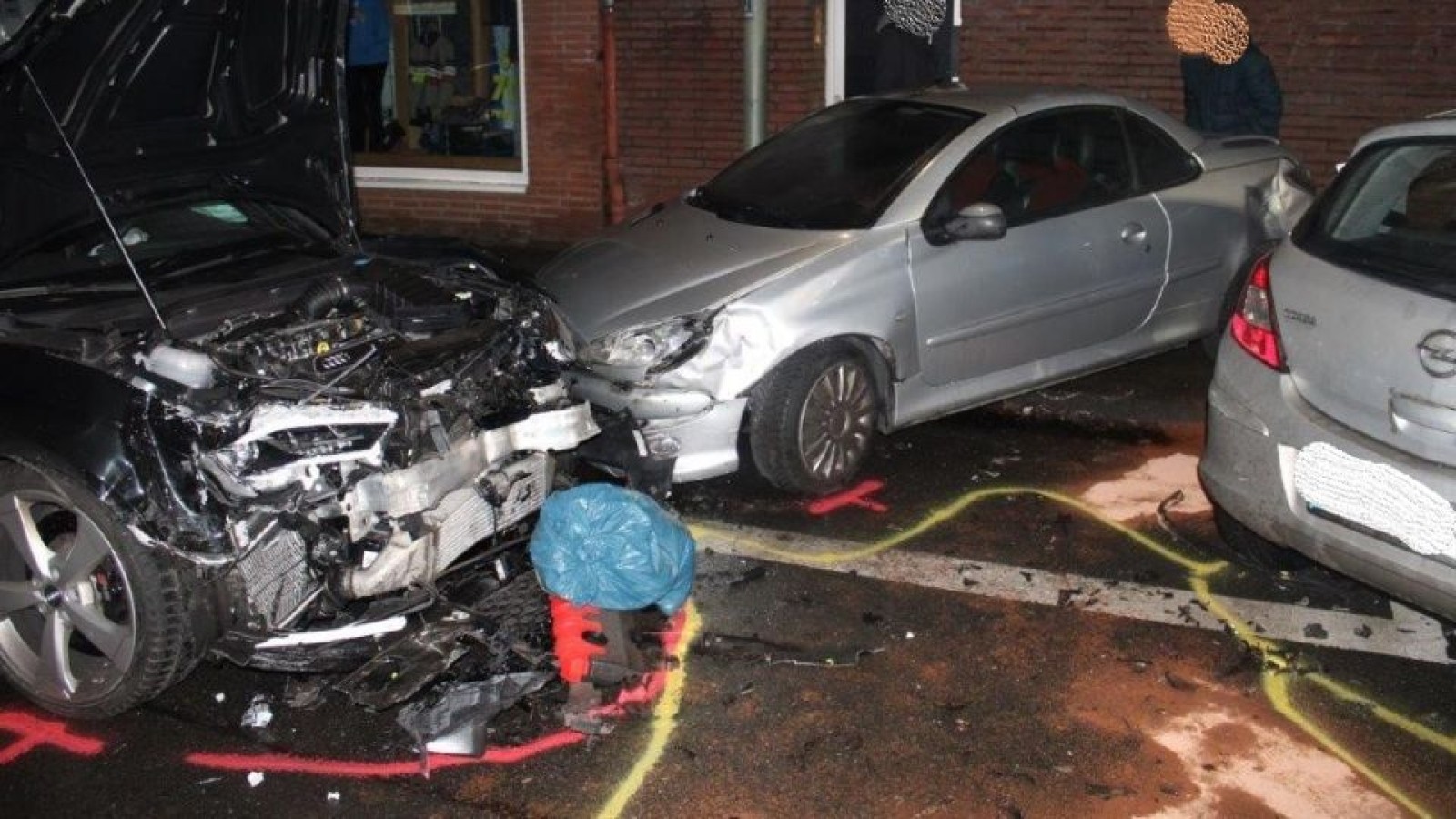 Autos krachen in Duisburg zusammen – drei Verletzte