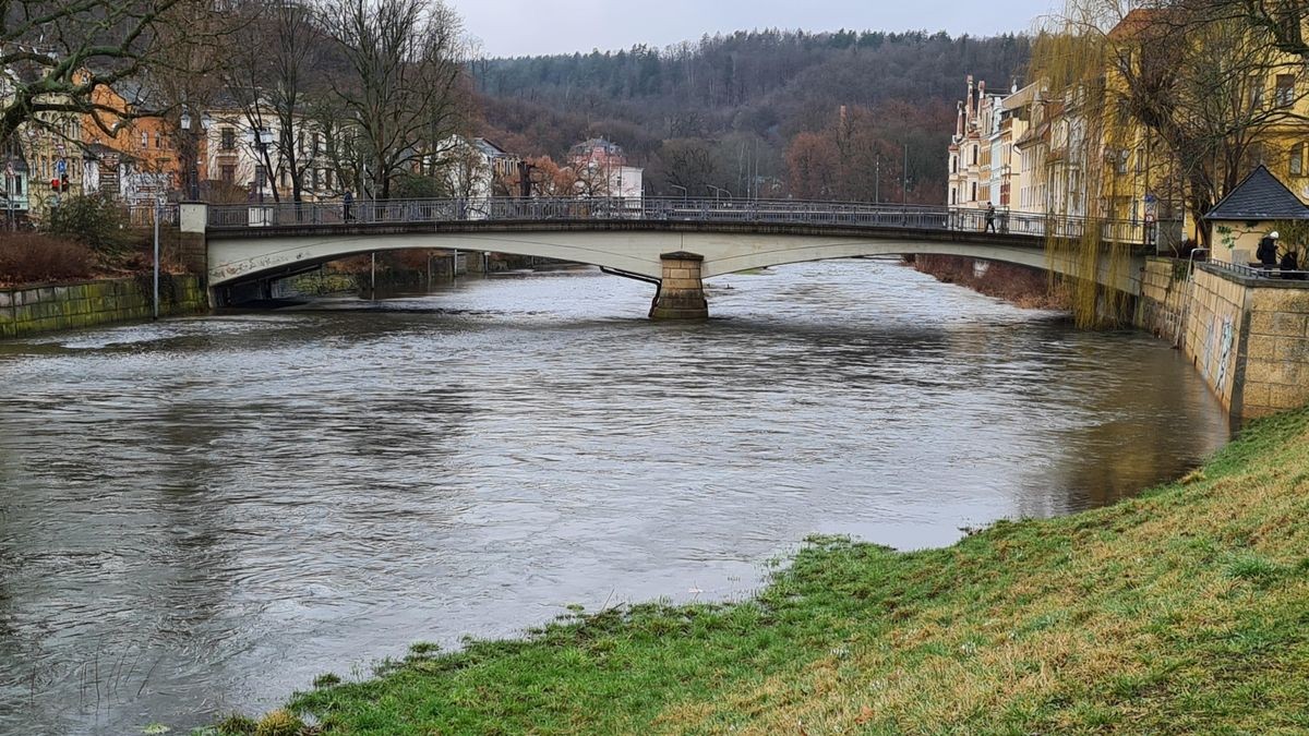 Parkplatz an der Elster in Greiz wieder gesperrt: Rückbau gefordert