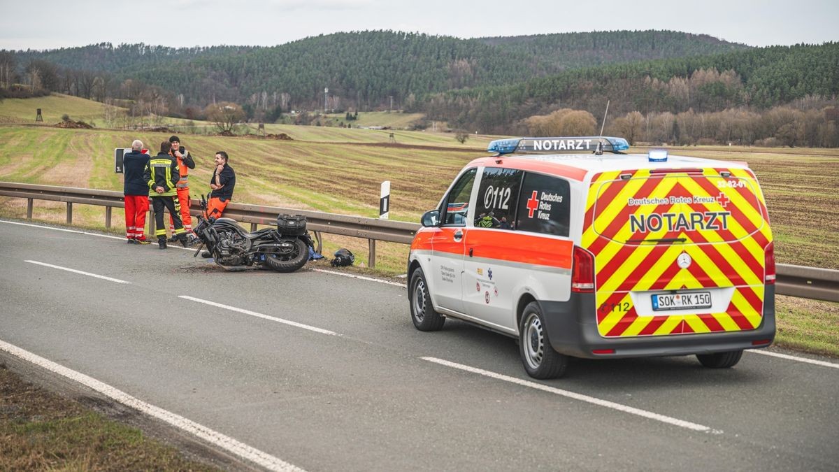 Tödlicher Unfall: Motorradfahrer stürzt bei Pößneck und prallt gegen Leitplanke