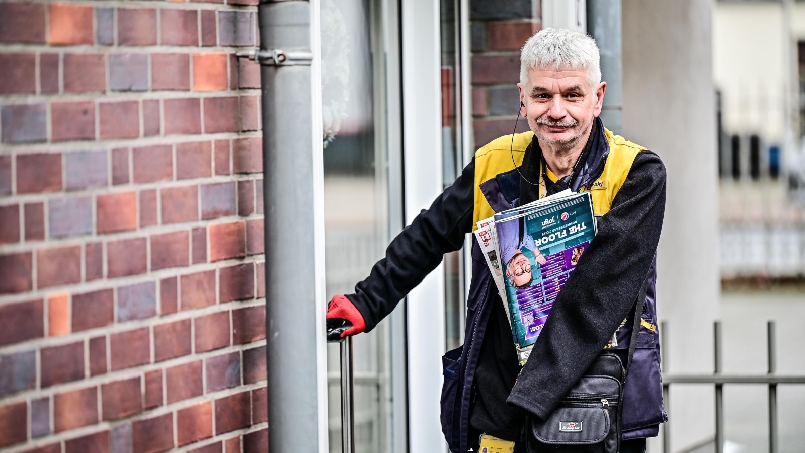 Postbote trägt seit 40 Jahren Briefe aus – zu Fuß