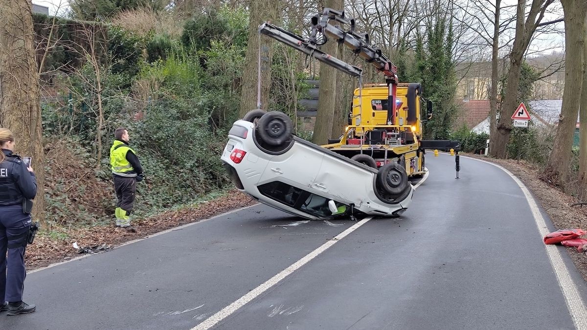 Kurioser Unfall in Heiligenhaus: Auto landet auf dem Dach