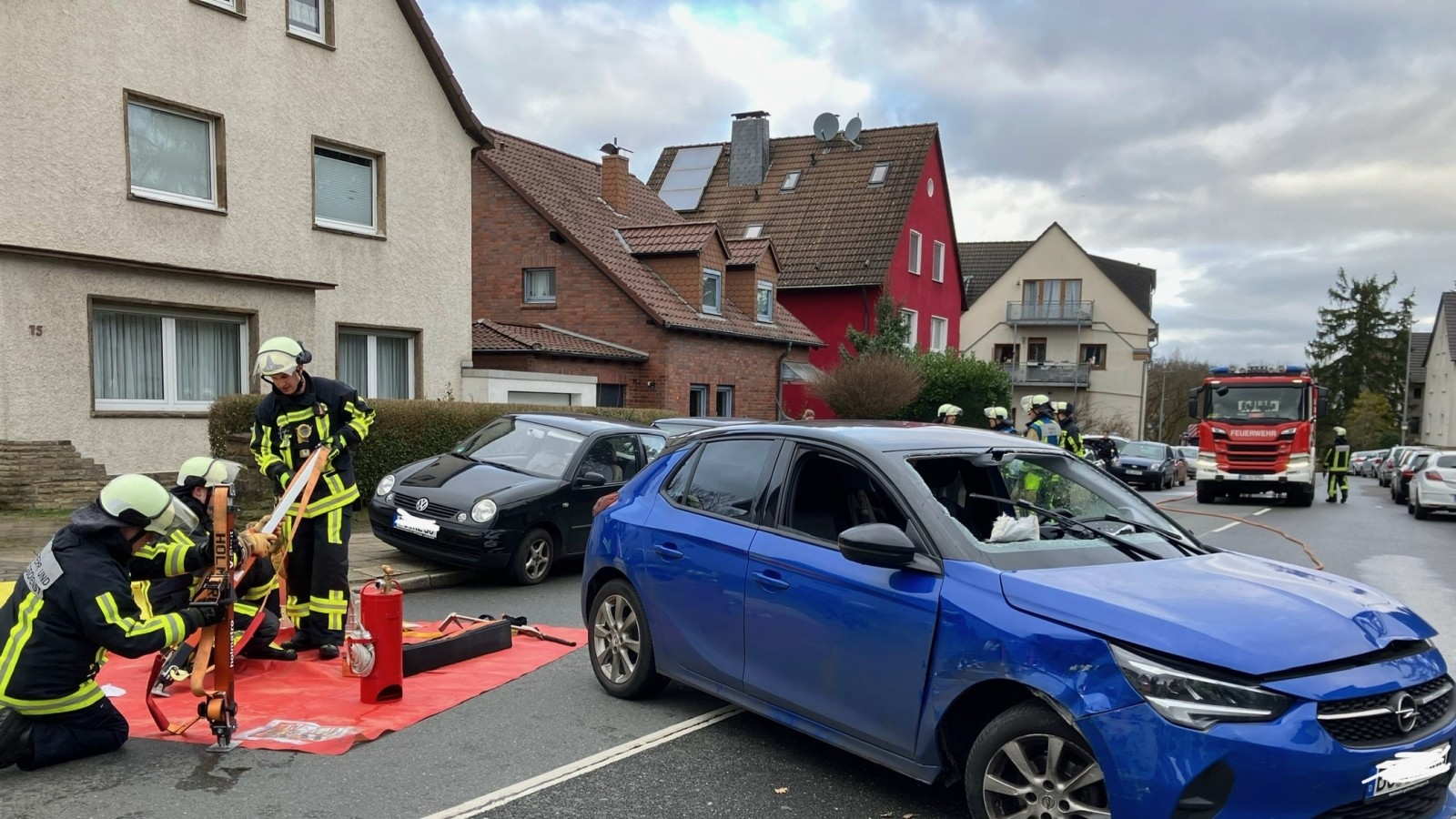 Unfall: Feuerwehr befreit in Bochum Fahrer aus seinem Auto