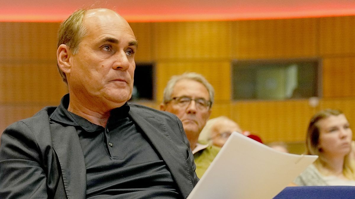 RWE-Aufsichtsratschef Helf reagiert auf Abschied von Uhlig