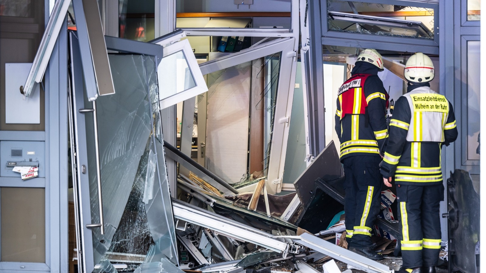 Auto kracht in Mülheimer Arztpraxis: Polizei äußert sich endlich