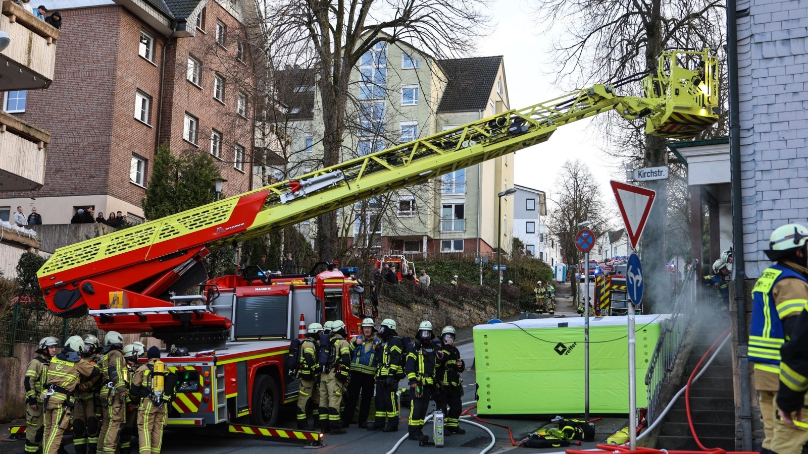 Mutter und drei Kinder bei schwerem Feuer verletzt