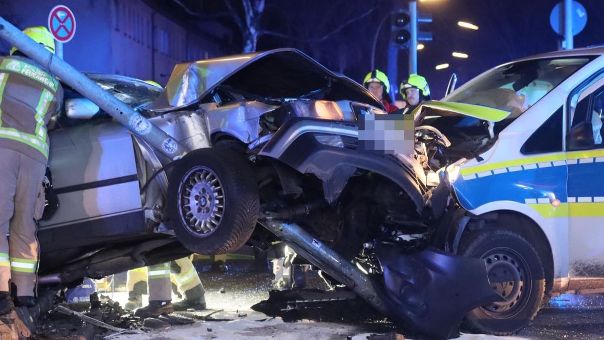 Heftiger Unfall in Berlin: Fahrer eingeklemmt, Gaffer stören