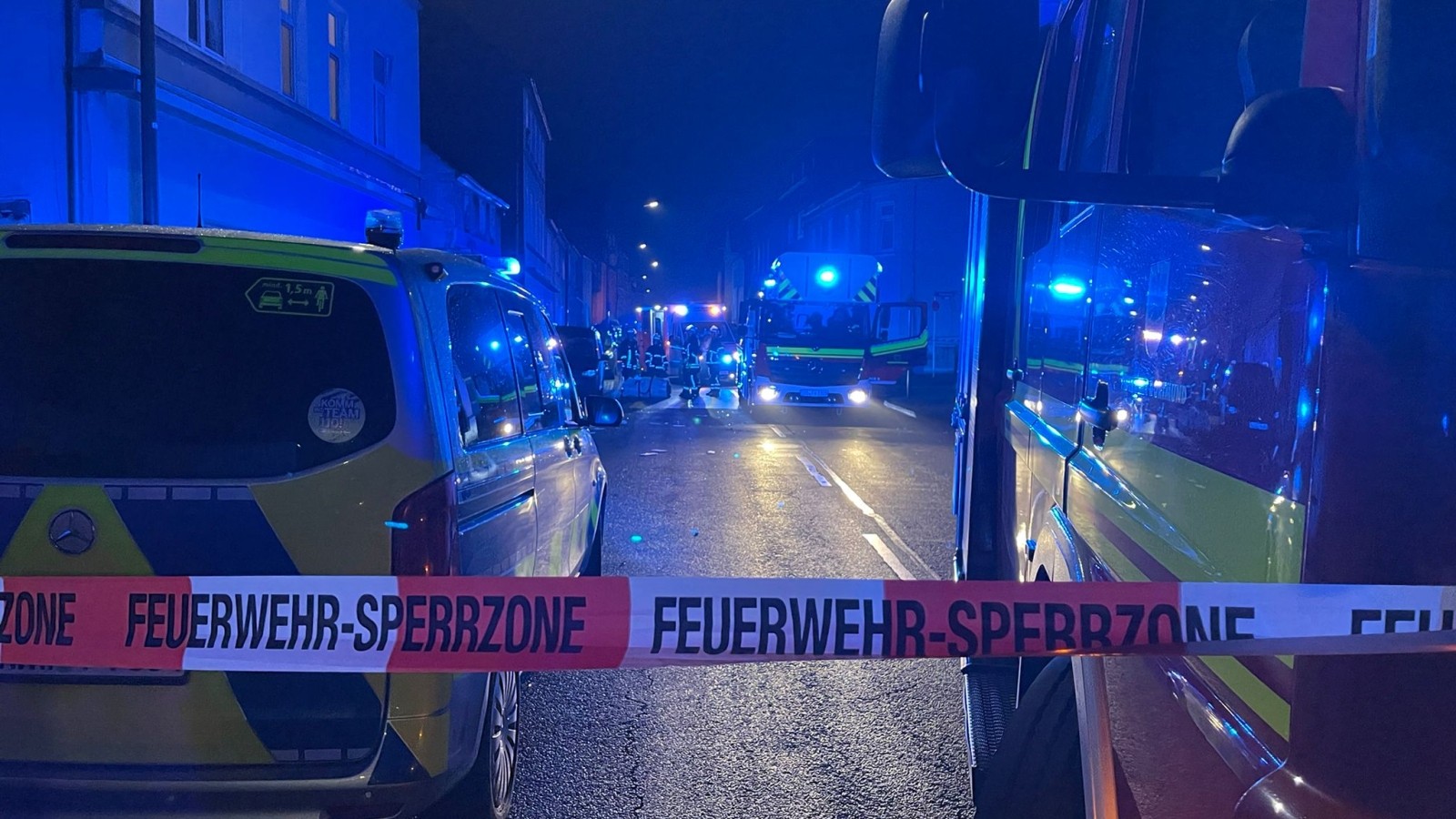 Mann randaliert in Haus – Polizei muss ganze Straße sperren