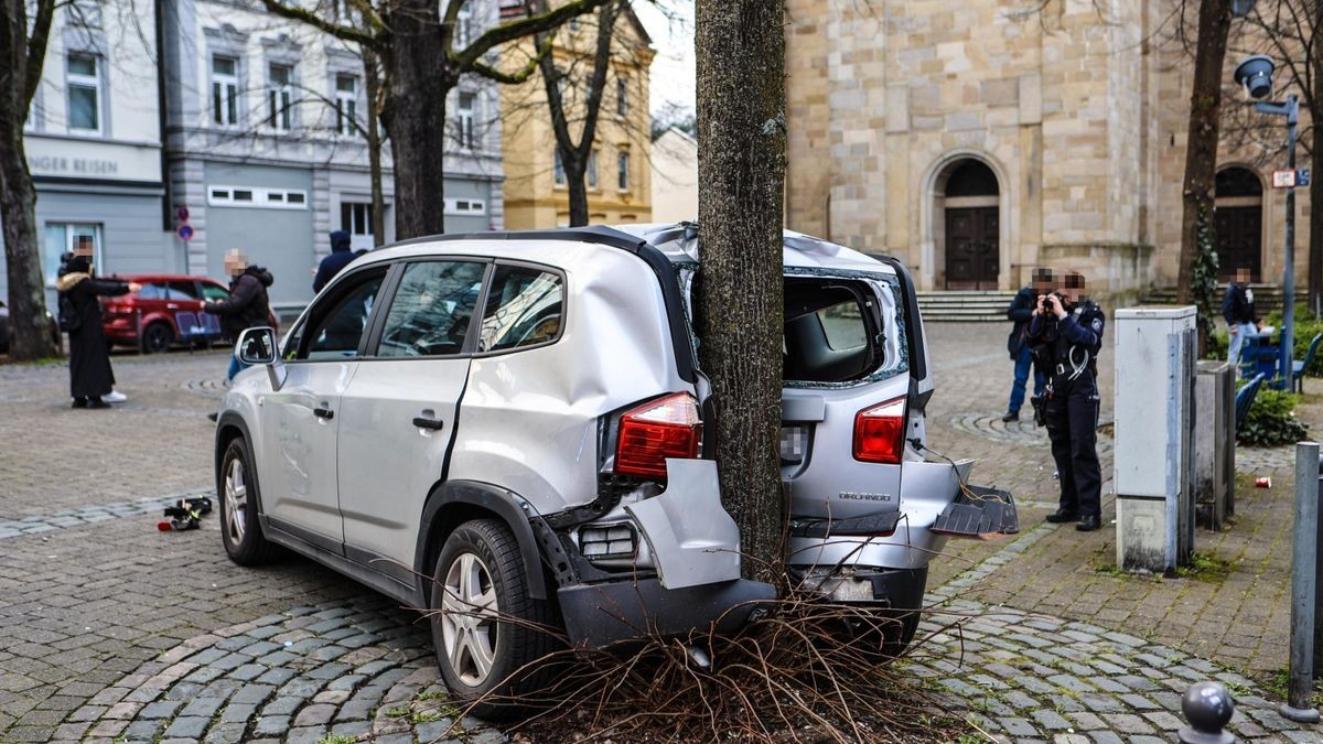 Autofahrer landet in Hagen nach Rückwärts-Fahrt vor Baum