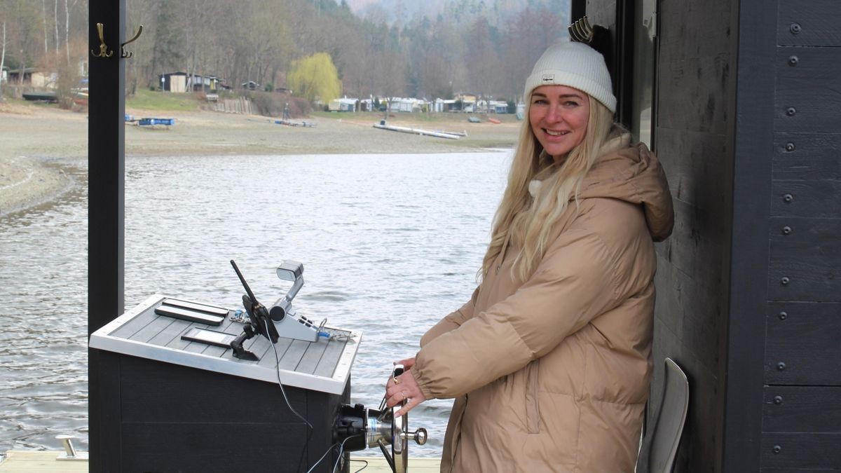 Bilderschau: Das nagelneue Saunaboot von Wena Traeger wird zu Wasser ...