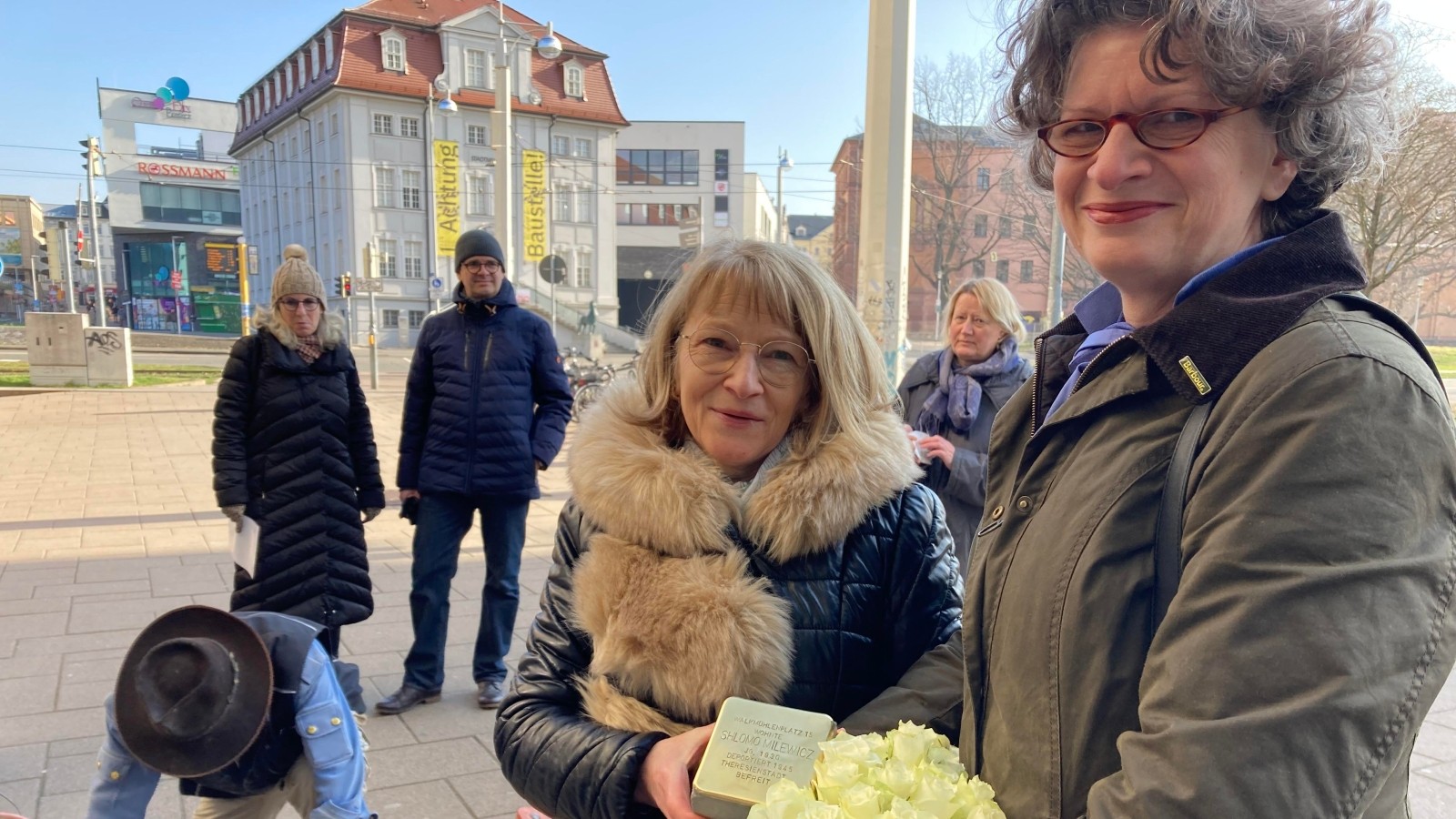 Blumen, Tränen und Schindlers Liste: Neue Stolpersteine in Gera verlegt