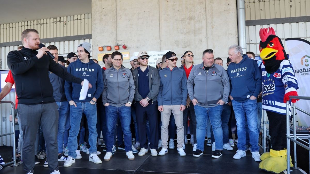 Iserlohn Roosters bekommen vom Feiern nicht genug