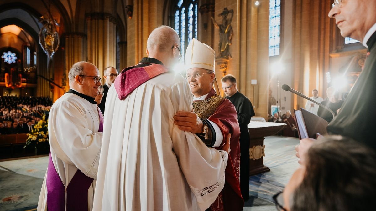 Diese Sauerländer stehen vor Erzbischof Udo Bentz am Altar