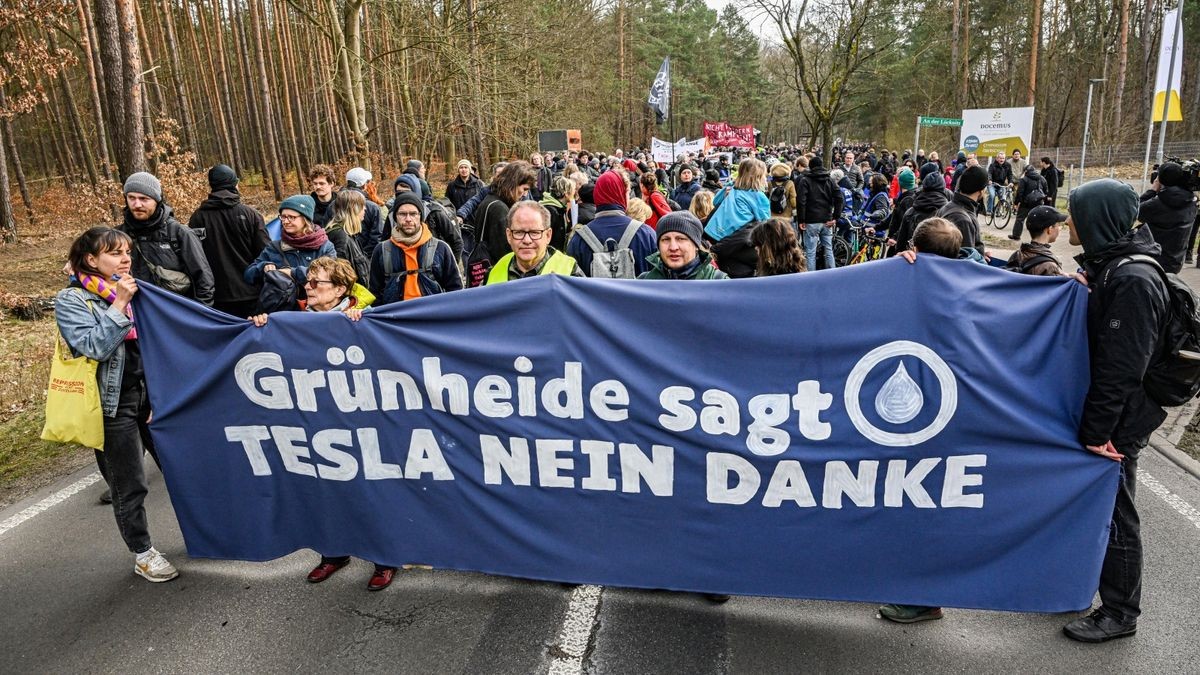 Tesla spaltet Grünheide: Demos für und gegen Erweiterung der Gigafactory